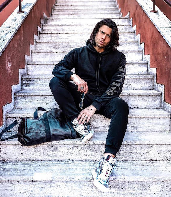 Luca Onestini a Cafè Les Paillotes: party in spiaggia