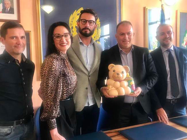Thun premia Montesilvano, donato l'orsetto Teddy Street Artists